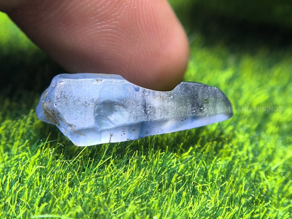 Facet grade Ceylon sapphire "Ottu" rough
